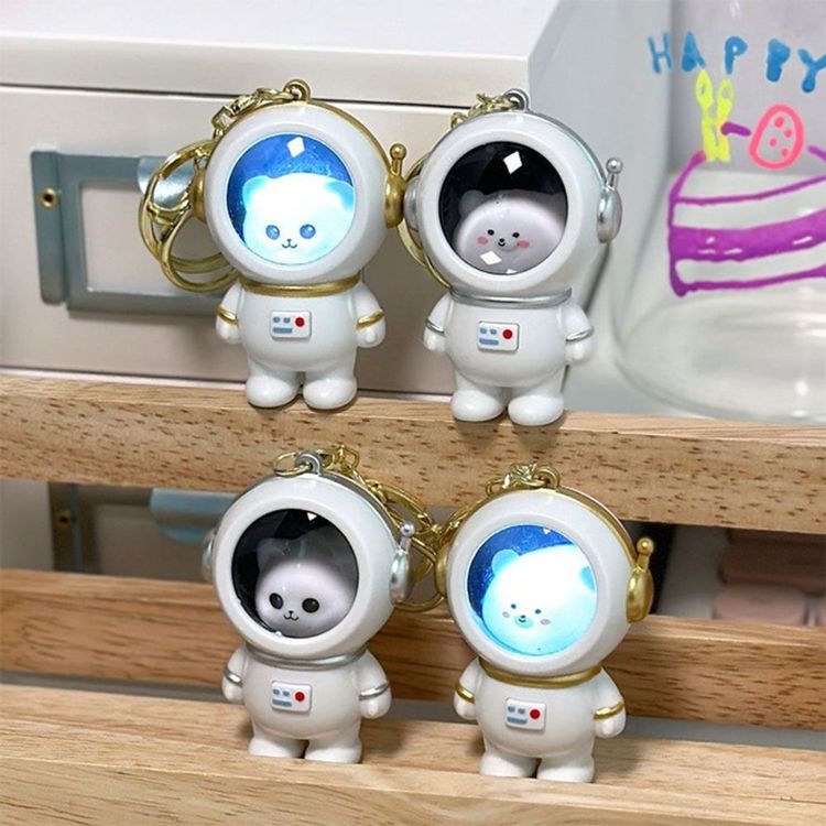 Led 우주인 키링 랜덤 2p 가방 소품 키홀더 열쇠고리 홈플러스 택배배송